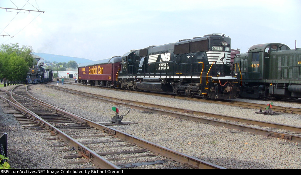 SD40E 6313 and the Exhibit Car